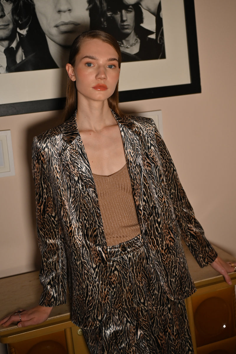 LARA BLAZER